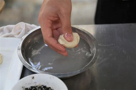 武大郎吹餅原來是這樣做出來的 你吃過潘金蓮鹹菜嗎 每日頭條
