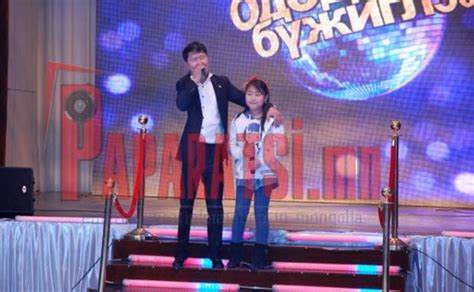 “Ододтой бүжиглэе” шоуг өнгөлсөн дуучин Б Болдбаатар охинтойгоо хамтран дуулжээ