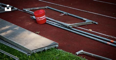 빨간 콘크리트 바닥에 빨간 플라스틱 양동이 사진 Unsplash의 무료 갈색 이미지