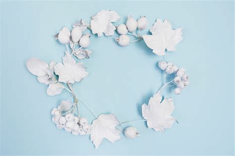 호박 딸기와 녹색 파스텔가 배경에 잎 프레임 이랑 인사말 카드 소박한 스타일에서 추수 감사절에 대 한 텍스트를 위한 공간 플랫이 하다 상위 뷰 10월에 대한 스톡 사진 및