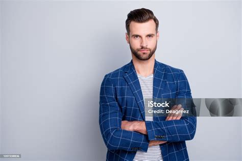 감정이 고립 된 회색 색상 배경없이 면접 중에 당신을 응시하는 손으로 접힌 강모를 가진 심각한 자신감있는 똑똑한 남자의 사진 블레이저에 대한 스톡 사진 및 기타 이미지