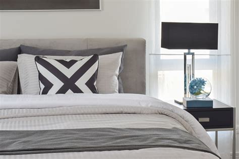 검은 그늘 현대 클래식 스타일 침대 머리 맡 테이블에 램프를 읽고 0명에 대한 스톡 사진 및 기타 이미지 0명 가구 가정 생활 Istock