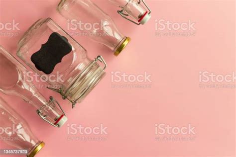 분홍색 배경에 유리 병과 항아리 맨 위 보기입니다 공간을 복사합니다 제로 폐기물과 생태 개념 0에 대한 스톡 사진 및 기타 이미지 Istock