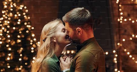 크리스마스 장식 된 방에 서서 젊은 사랑스러운 커플은 실내에서 낭만적 인 저녁 식사를합니다 사진 Unsplash의 기쁨 이미지