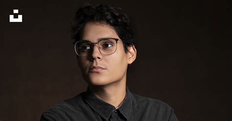 남자가 팔짱을 끼고 사진 Unsplash의 무료 유행 이미지