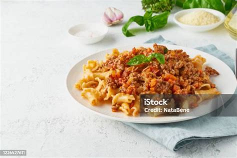 다진 고기와 토마토 소스를 곁들인 파스타 볼로네즈 캠파넬 고기에 대한 스톡 사진 및 기타 이미지 고기 파스타 0명