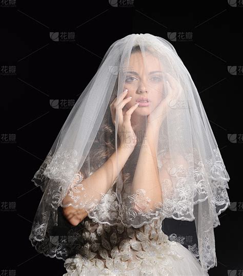 美丽的年轻新娘穿着优雅的白色婚纱