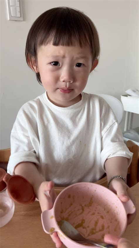 물 한모금도 사레 들리는 귀여운 7개월 뽀시래기 👧🏻👧🏻 배부르니까 점점 집중력 떨어지는데 과자는 못참찌 😆😆😆 7개월아기236일후기이유식이유식먹방 꾸미맘김한나