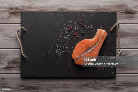 생 연어 스테이크 붉은 고추와 소금어두운 보드에 건강한 음식 맨 위 보기 나무 배경 개념에 대한 스톡 사진 및 기타 이미지 개념 건강한 식생활 고추류 Istock