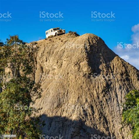 스페인 알메리아의 타베르나스 사막에서 모래 언덕과 모래가 있는 사막 풍경의 Suv 차량 0명에 대한 스톡 사진 및 기타 이미지 0명 4x4 자동차 건조 기후 Istock