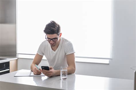 플래너는 캘린더에서 회의 의제를 작성하고 집에서 온라인으로 작업합니다 맨 플랜 데일리 약속과 오피스 데스크에서 일기로 휴가 여행 일정을 기록합니다 캘린더 미리 알림 이벤트