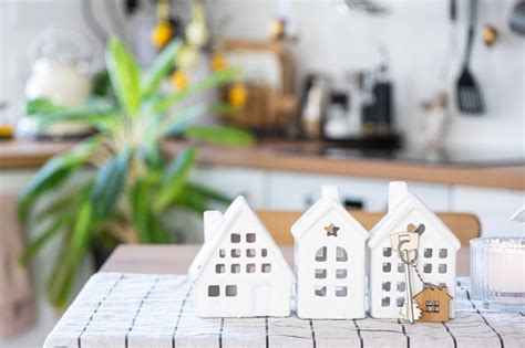 주방 테이블에 있는 아늑한 숙소의 열쇠 건축 설계 프로젝트 새 집으로 이사 모기지 보험 임대 및 부동산 구매 가정 생활에 대한