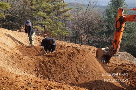 경기도 파주시 광탄면 개인 선산에 사초작업잔디공사을 하기 위해 산소묘지를 조성하는 모습입니다 용미리묘지 벽제리묘지 묘지이장 파묘 묘지개장 묘지화장 묘지조경