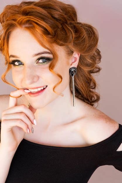 Schönes Rothaariges Mädchen Mit Geraden Ohrringen Und Nackten Schultern