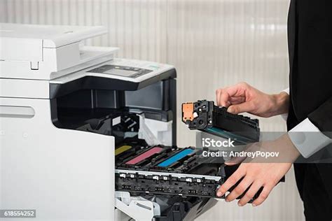 사무실에서 프린터 기계에 카트리지를 고정 하는 사업가 컴퓨터 프린터에 대한 스톡 사진 및 기타 이미지 컴퓨터 프린터 잉크젯 카트리지 인쇄공 Istock