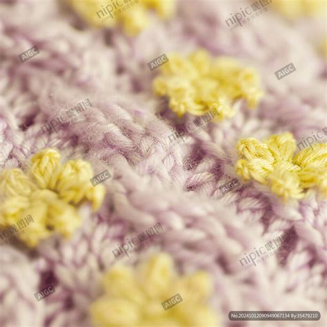 Ai创作图米底玫红色花 雏菊家纺花型 花朵钩织 立体编织素材 十字绣菊花 仿真花毯 毛衣织花图案 花朵地毯循环图 毛线勾花 菊花开黄色小花桔红色 毯子花型 钩针手工制作编织纹理 钩织花朵 围巾