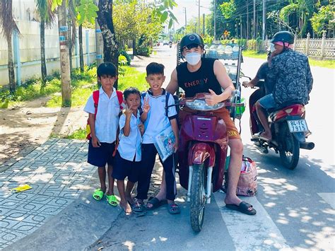 Tuy N Ch N B H Nh Nh Con Trai Ch Y Xe M I Nh T Wikipedia