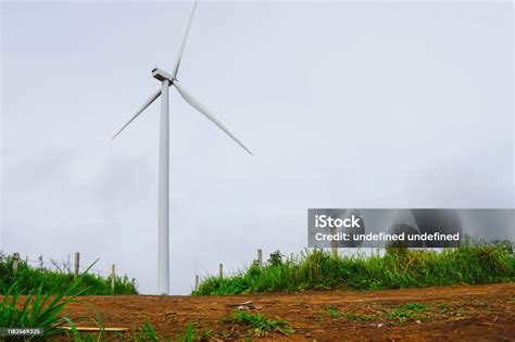 풍력 터빈 대체 전기 공급원 지속 가능한 자원의 개념 풍력 발전기 터빈이있는 아름다운 산악 풍경 재생 에너지 개념 0명에 대한 스톡 사진 및 기타 이미지 Istock