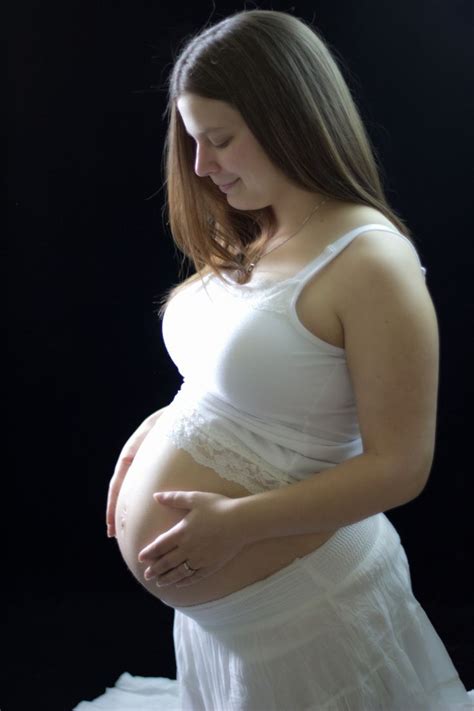 Maternity Photoshoot By Pamela Bernhardt Photography Pregnancy Photoshoot One Shoulder