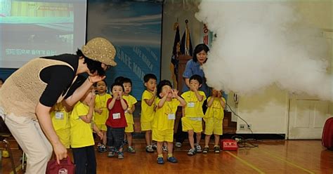 불이야 화재시 대피체험하는 어린이들