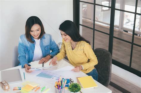 年轻的初创企业商务人士团队合作头脑风暴会议商业团队合高清图片下载 正版图片505288812 摄图网