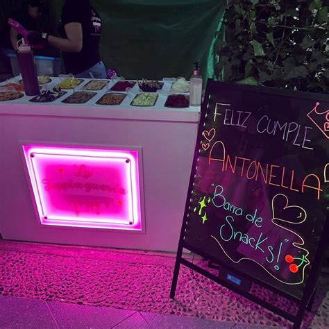 mesa de dulces aesthetic barra de snacks para fiestas