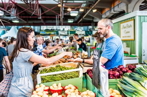 구매 여자 과일에 의해 생산과 야채 디스플레이와 장 탈 론 농민 시장에 서 서 과일에 대한 스톡 사진 및 기타 이미지 과일 농부 동전 Istock