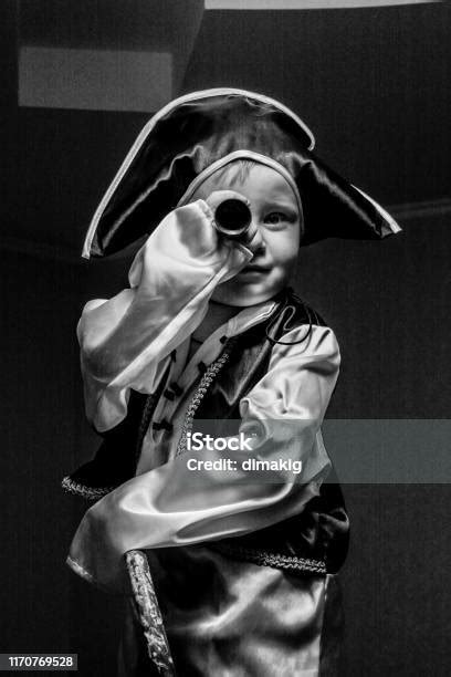 20101128 말로야로슬라브 러시아 해적 의상을 입은 어린 소년이 망원경을 바라보고 있습니다 귀여운 아이 흐림 과 곡물 효과의