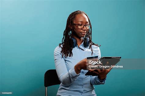 쇼핑 상점에서 직불 카드로 온라인 지불을하는 현대 태블릿을 가진 행복한 긍정적 인 매력적인 여성 개념에 대한 스톡 사진 및 기타