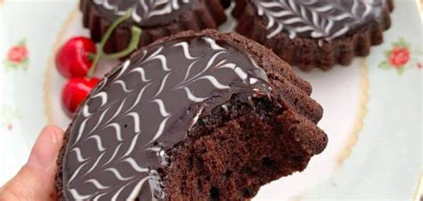 طرز تهیه مینی کیک شکلاتی فانتزی و خوشمزه با روکش گاناش
