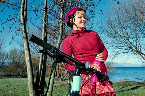 운동 후 호수 근처 숲에서 자전거와 함께 쉬고 있는 웃는 여자 20 24세에 대한 스톡 사진 및 기타 이미지 20 24세 건강한 생활방식 두발자전거 Istock