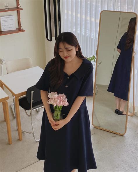 마리앙플러스 플러스사이즈 허리라인을 살짝 잡아 입체적인 실루엣에 다크한 색감이라 더 날씬해보이는 핏감 무채색 특유의 모던한 분위기가 더해졌어요 광택 없이