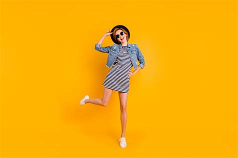 전체 길이 몸 크기 보기 밝은 생생한 광택 노란색 배경 위에 고립 된 공기 무료 예비 시간 라이프 스타일에 비행 멋진 매력적인 쾌활 한 낙관적 평온한 부주의 소녀의 초상화