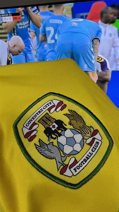 본인 코번트리 유니폼 들고 응원 중ㅎㄷㄷ 국내축구 에펨코리아