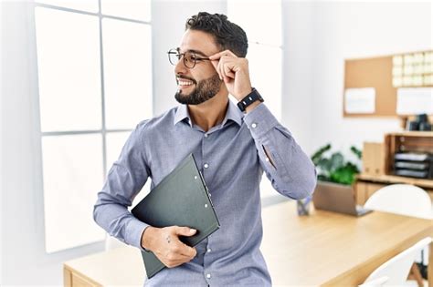 젊은 아랍 남자는 사무실에서 클립보드를 들고 자신 있게 웃고 있다 사무실에 대한 스톡 사진 및 기타 이미지 사무실 중동 민족 남자 사업가 Istock