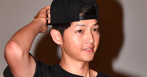 [포토엔hd]송중기 모자 뒤로 쓰도 발광 외모 군함도 무대인사