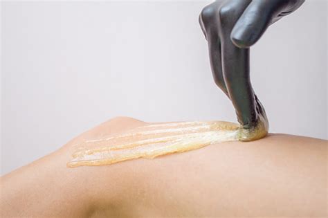 머리 제거 절차에 설탕 페이스트와 아름 다운 여자 다리 또는 꿀 왁 스 검은 장갑 손 Copyspace탈모와 미용 개념 Waxing에 대한 스톡 사진 및 기타 이미지