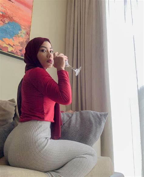 Disebut Mirip Oklin Fia Ini Sosok Oky Olivia Saat Hangout Di Kafe