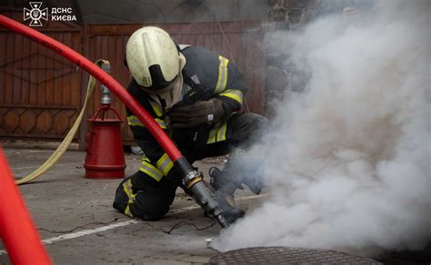 Рятувальники загасили пожежу в підземному кабельному колекторі в центрі