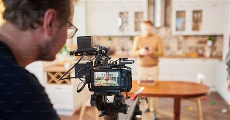 부엌에서 요리나 마스터 클래스의 광고를 촬영하는 동안 비디오 카메라 옆에 서 있는 젊은 남성 비디오그래퍼 사진 Unsplash의 사진술 이미지