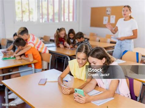 교실에서 수업 중에 전화를 사용하는 관심 있는 십대 초반 학생들 10 11세에 대한 스톡 사진 및 기타 이미지 10 11세 12 13세 2명 Istock