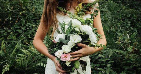 잔디와 산의 배경에 화려한 보헤미안 신부의 손에 세련된 소박한 꽃다발 사진 Unsplash의 여름 이미지