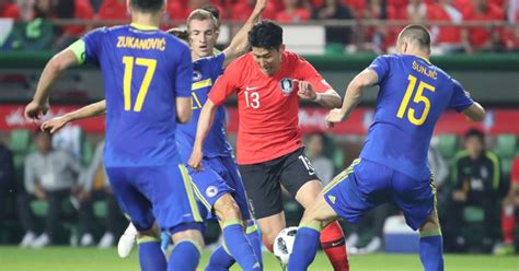 슬라이드 포토 축구대표팀 보스니아와 힘겨운 한판