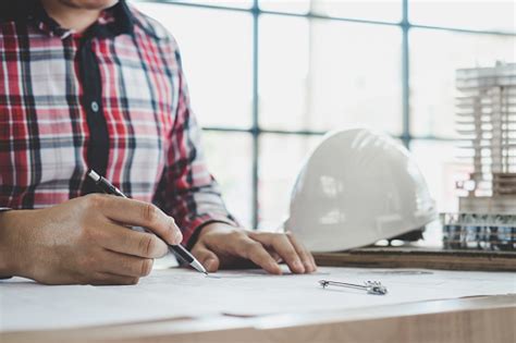 건축 개념 건축가 또는 엔지니어 청사진에 새로운 프로젝트 계획에 대 한 작업의 손 모델 구축 및 엔지니어링 작업 사이트 도구 건설 산업에 대한 스톡 사진 및 기타 이미지