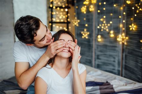 Hermosa pareja en su habitación sentado en la cama Foto Premium