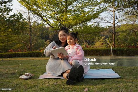 귀여운 아시아 소녀가 그녀의 어머니와 태블릿 컴퓨터를 가지고 노는 25 29세에 대한 스톡 사진 및 기타 이미지 25 29세 2명 4 5세 Istock