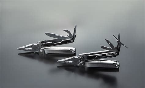 펜치 가위칼 스크루드라이버 병따개가 있는 두 개의 은색 멀티 도구 다재다능한 포켓 도구 밝은 회색 배경입니다 0명에 대한 스톡 사진 및 기타 이미지 Istock