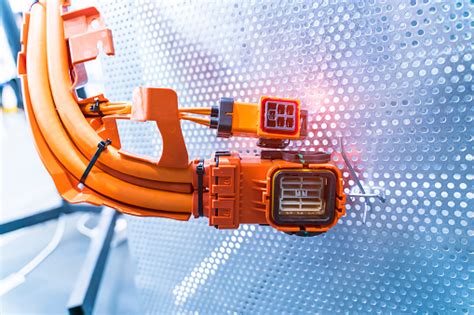 에코 카 엔진 자동차 부품 개념의 전기 시스템에 설치된 배터리 및 와이어 수리에 대한 스톡 사진 및 기타 이미지 수리 전기