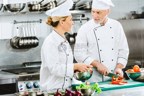 男女厨师在餐厅厨房做饭时穿着高清图片下载 正版图片502717546 摄图网