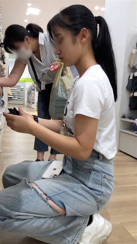 【お買い物中の眺め77】あどけなさが残る私服jkを店内で追い回し！ 36style